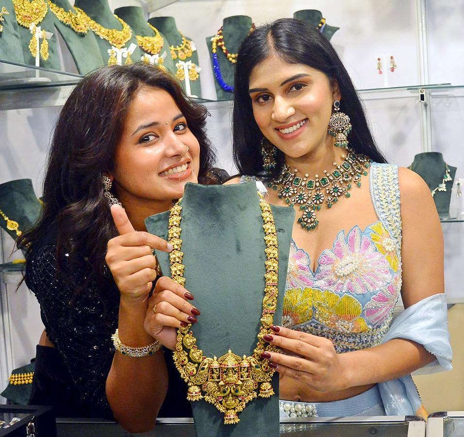 విజయవాడ : హై లైఫ్‌ ఎగ్జిబిషన్‌లో మోడల్స్‌ సందడి (ఫొటోలు) | Beautiful Models At Hi Life ...